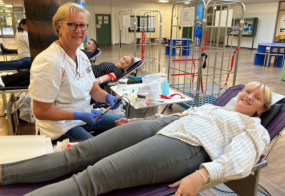 Zwillingsschwestern wollen als Team Lebensretter Erstspender motivieren | DRK Blutspende-Magazin